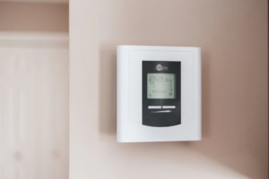 6 Health Benefits of Sleeping In a Cold Room and How to Make it Cooler