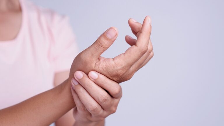 8 Signs to Look Out For in Hand Pain and Problems : The Hearty Soul