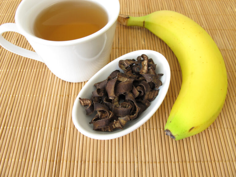 Banana Tea: Should You Try It? (Nutrition, Benefits, Recipe)