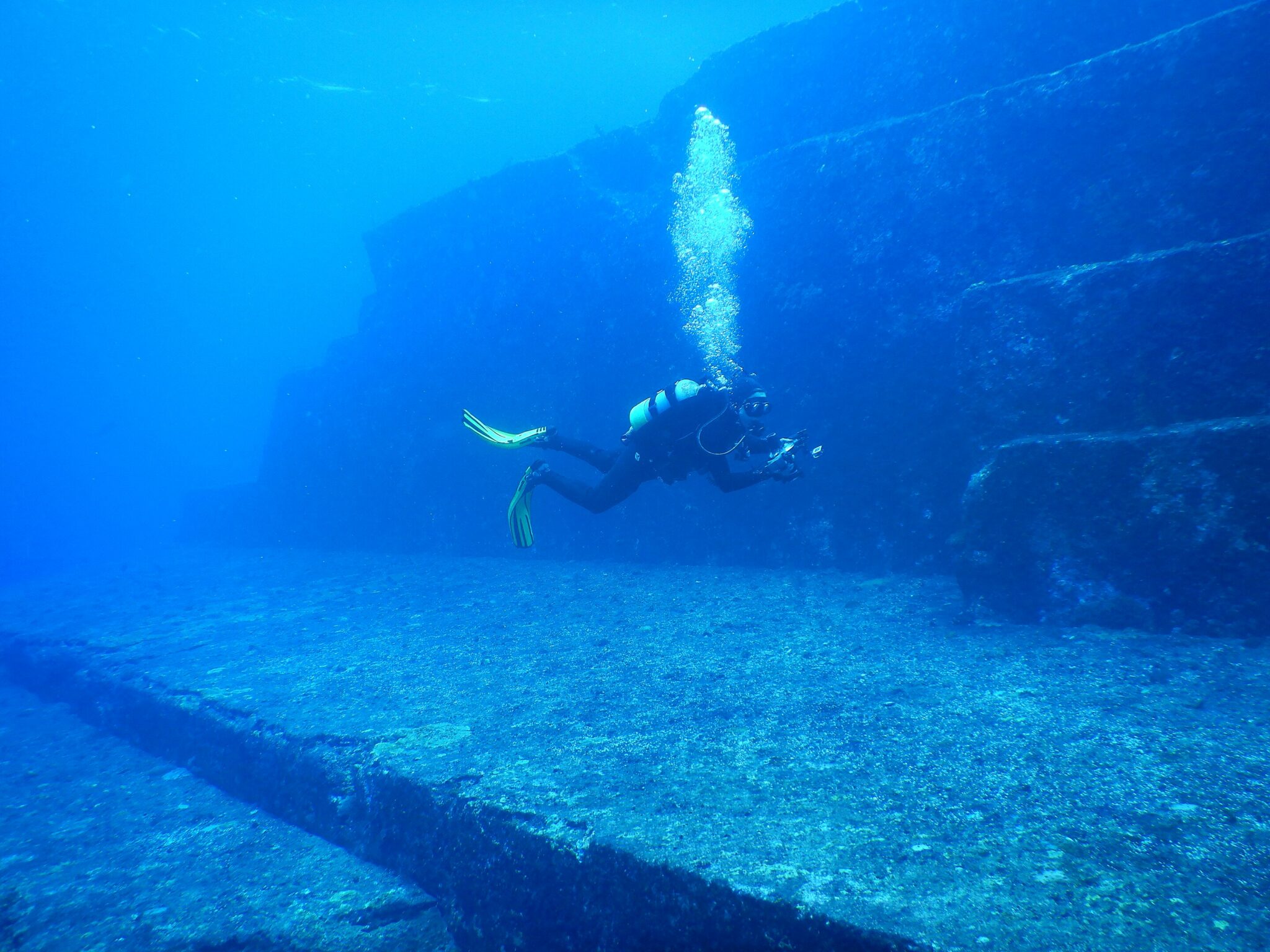 Diver Visits Japan’s Underwater ‘Pyramid,’ The Yonaguni Monument; A ...