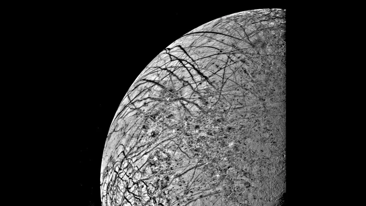 13 Astonishing Images Taken By Voyager 1 On Its Way to Interstellar Space