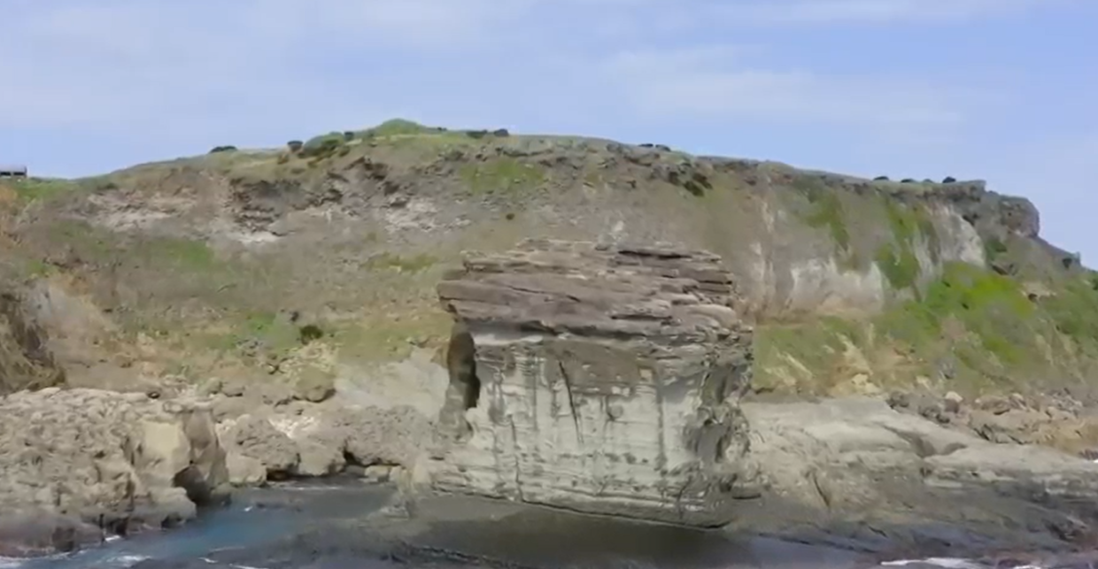 Diver Visits Japan’s Underwater ‘Pyramid,’ The Yonaguni Monument; A ...