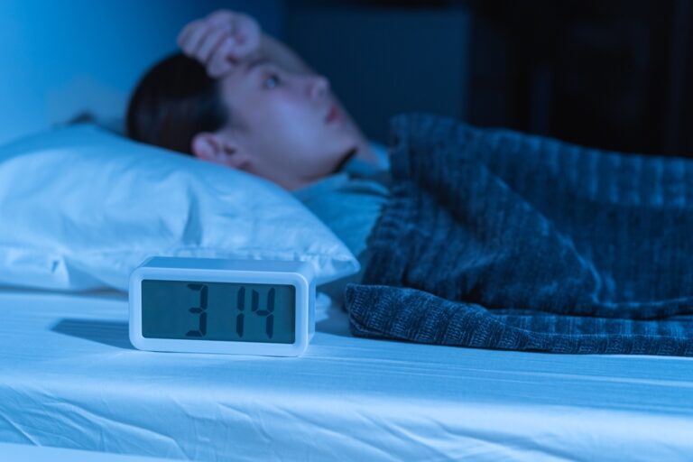 6 Things You Should Never Do if You Wake Up in The Middle of the Night