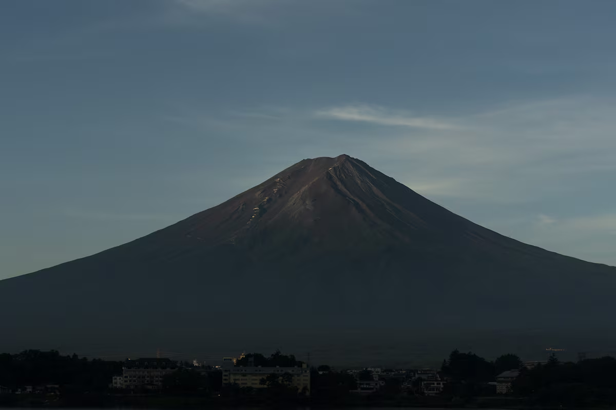 Mount Fuji Was Snow-Free For The First Time in 130 Years Due to High ...