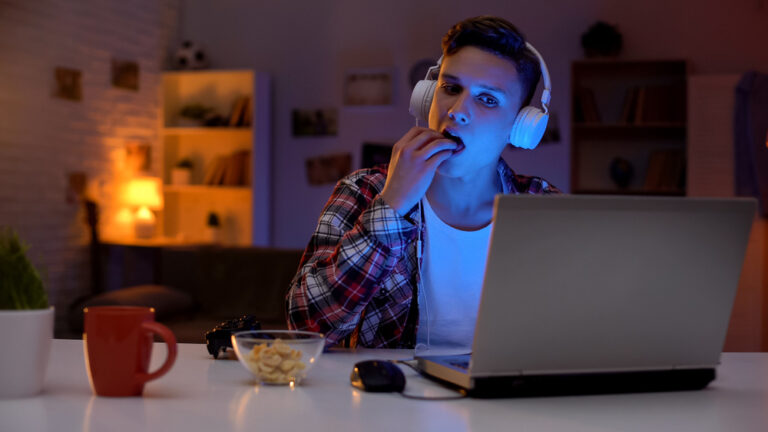 6 Signs of a Lazy Person, According to Psychology