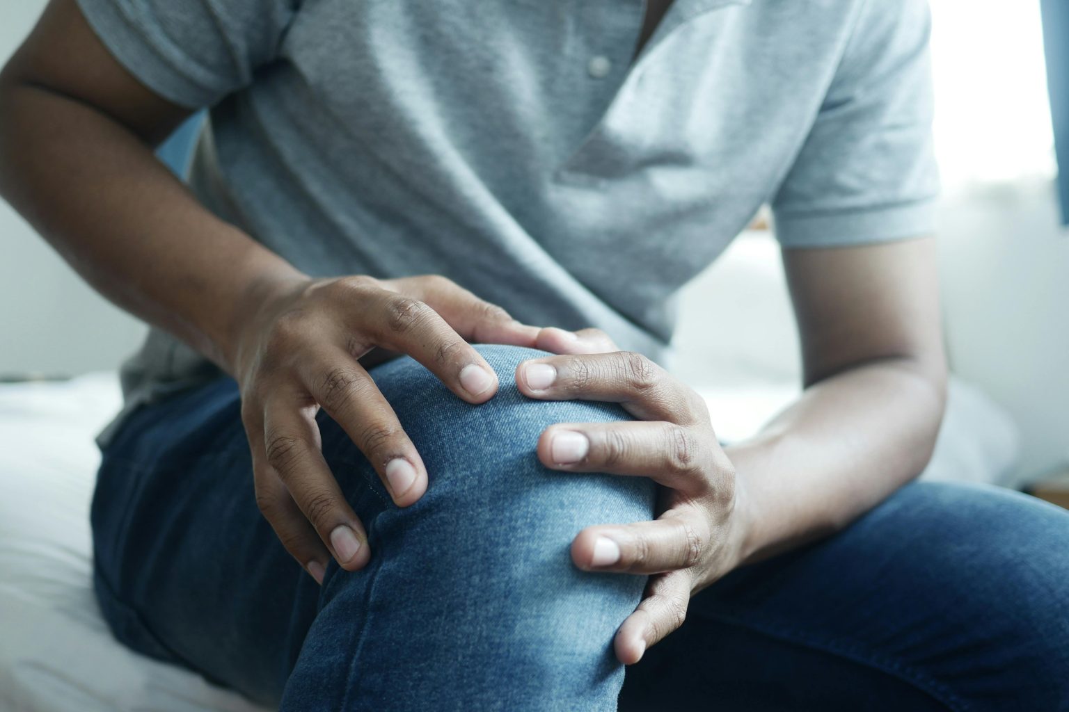 7 Causes of a Swollen Knee and When to See a Doctor